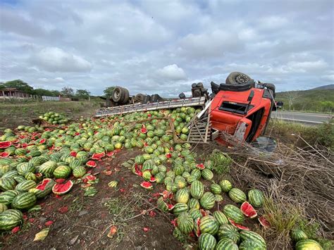 Caminh O Carregado De Melancia Tomba E Frutas Ficam Danificadas Na Br