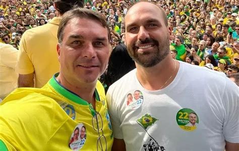 Flávio e Eduardo Bolsonaro pedem cidadania à embaixada italiana