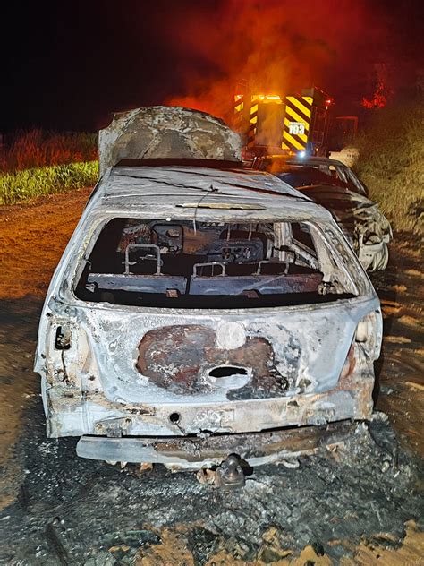 Fotos Motorista Perde Controle De Carro Bate De Frente Contra Outro