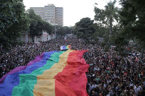 FOTOS Parada do Orgulho LGBT reúne 100 mil pessoas em BH