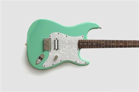 Isoltaed Guitarra El Ctrica Verde Sobre Fondo Blanco Foto Premium