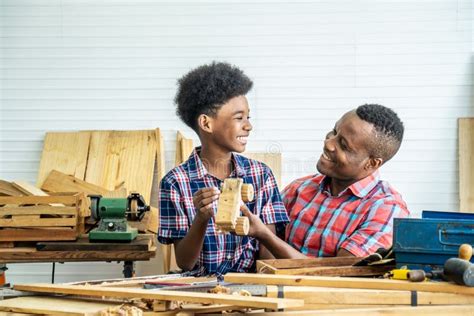 Família Feliz Afro americana Pai E Filho Carpenter Juntam Um Carro a