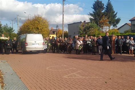 Białe róże okryły grób pięknej Wiktorii Morze łez po śmierci 25 latki