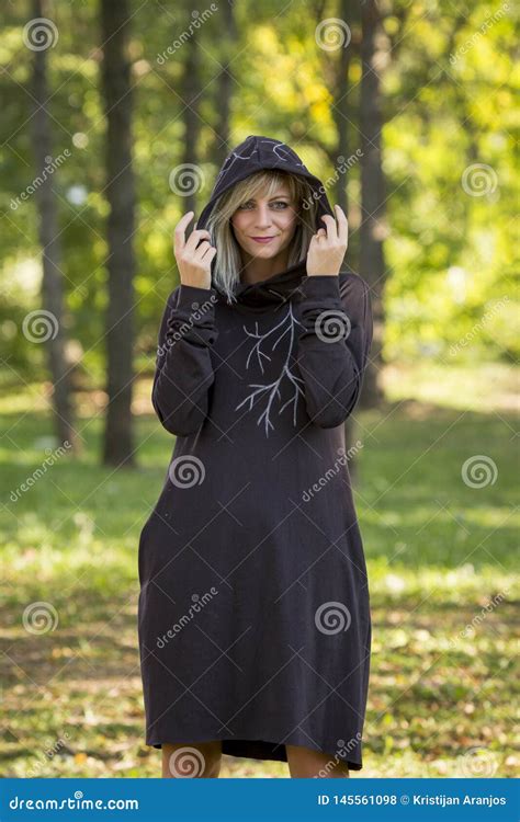 Plenerowy Moda Portret M Oda Pi Kna Kobieta Pozuje W Lato Zieleni Parku