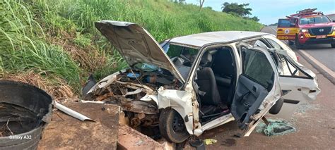 Quatro pessoas ficam feridas após carro sair de pista e bater em