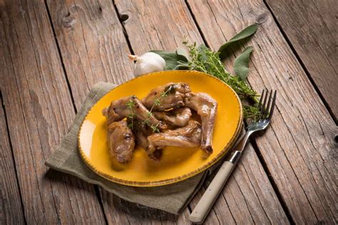 Conejo al ajillo receta tradicional españa Paulina Cocina