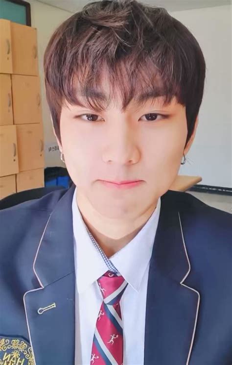 che 𝐬𝐚𝐰 𝐞𝐧𝐡𝐚 on Twitter RT baekwoniee a round mochi won