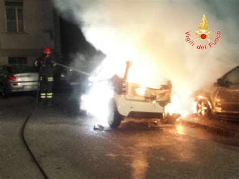 Tre Auto In Fiamme Nella Notte Tempestivo Lintervento Dei Vigili Del