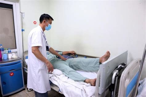 Thay khớp háng cho thanh niên nhiễm HIV bị hoại tử chỏm xương đùi 2 bên