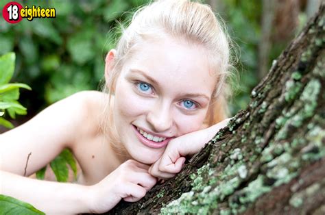 Sfondi Alli Rae Occhi Blu Guardando Spettatore Pornostar Bionda