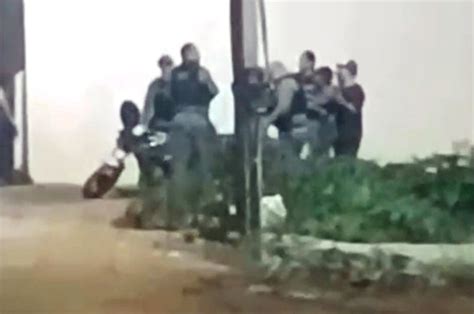 Covardia De Farda V Deo Viraliza Imagens De Pms Agredindo Jovem Em