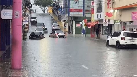 Chuva inunda lojas e causa alagamentos em Manaus veja vídeos