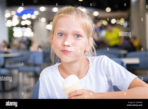 Fille Mangeant Une Glace Banque De Photographies Et Dimages Haute