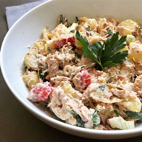 Salade De Pommes De Terre Au Thon Bowl And Spoon