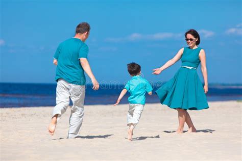 Familia Joven De Tres Que Tienen Playa Tropical De La Diversión Foto de