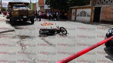 Muere niño al impactar su moto contra camión materialista