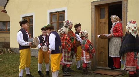Novoroční obchůzky s bukačem koledy České zvyky tradice a pranostiky