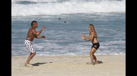 Foto Vitor Belfort E Joana Prado Treinam Jogando Bolas Um Para O Outro