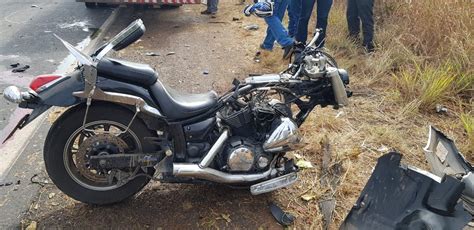 Sobe para três o número de mortos após batida entre carro e