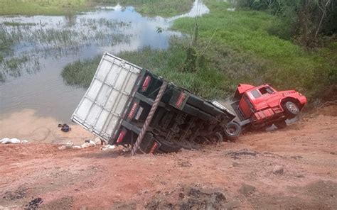 Carreta tomba no desvio da BR 101 no KM 817 derrama óleo na pista e