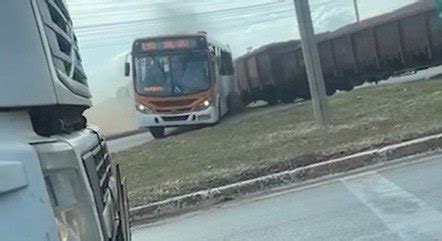 NOTÍCIA ACIDENTE GRAVE ENTRE UM ÔNIBUS E UM TREM EM NO DISTRITO