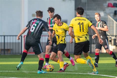 V liga grupa zachodnia Wieczysta II Kraków powiększyła przewagę nad