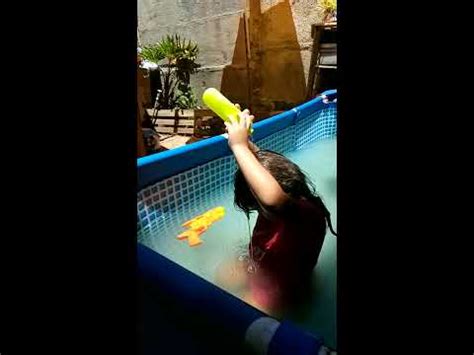 Mi Hermana La Loca Ba Ndose En La Piscina Youtube