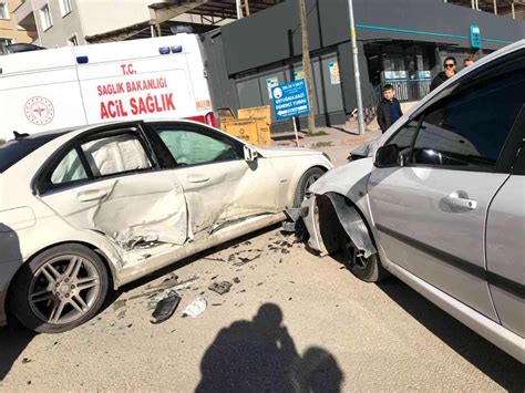 Bilecik te 3 kişinin yaralandığı trafik kazası anı güvenlik kamerasında