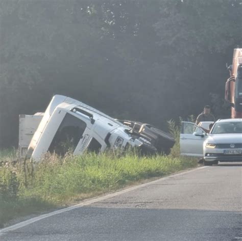 Kamion Sletio S Puta Voza Te E Povrije En Foto Bn