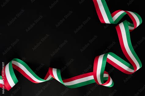 Listón con los colores de la bandera de México sobre fondo negro para