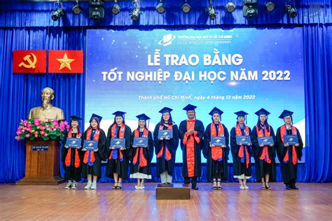 Lễ tốt nghiệp đại học chính quy năm 2022 Trường Đại học Mở Thành phố