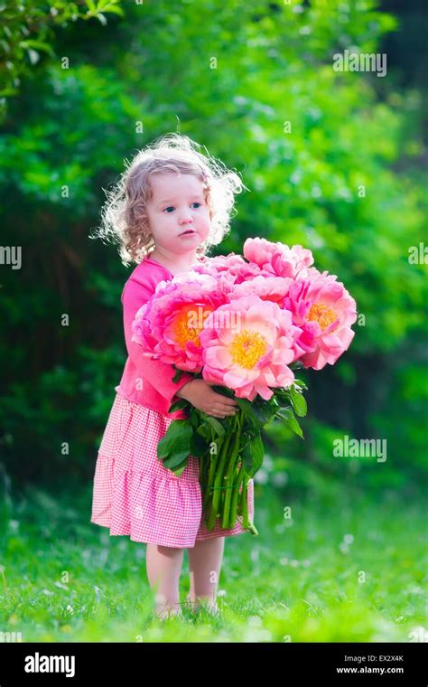 Petite Fille Mignonne Avec Fleurs De Pivoine Enfant Portant Une Robe