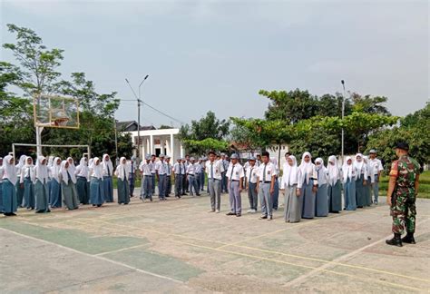 Upacara Bareng Siswa SMK Danpos Lemahabang Ingatkan Ancaman Kenakalan