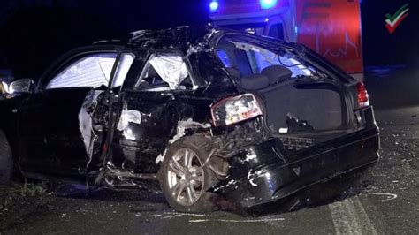 PKW Kracht Gegen LKW Zwei Personen Bei Schwerem Unfall Auf Der