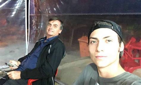 Quem é Renan Bolsonaro o filho caçula de Jair Bolsonaro