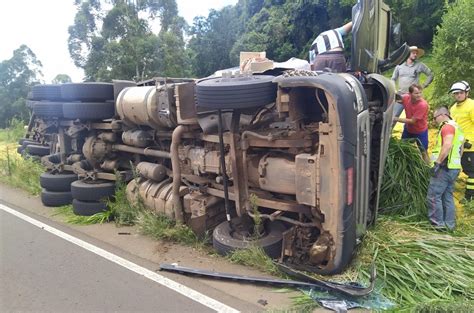 Motorista Fica Preso S Ferragens Em Tombamento Veja O V Deo