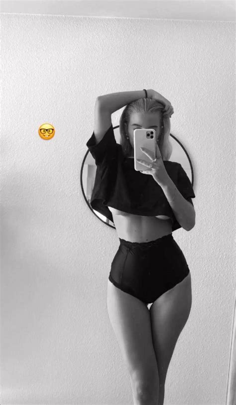 Josefine Simone Dahl Scrolller