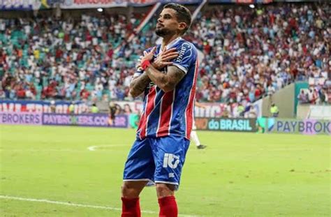 DESTAQUE APESAR DA DERROTA Meia do Bahia agita a torcida atuação