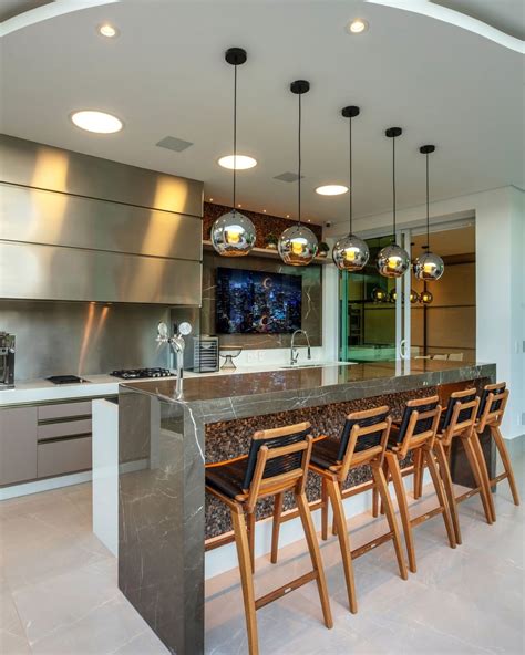 Espaço gourmet contemporâneo e sofisticado decorado em tons de marrom
