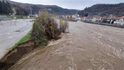 Poplave U Srbiji Vanredno U Op Tina Izlile Se Reke Pao I Most