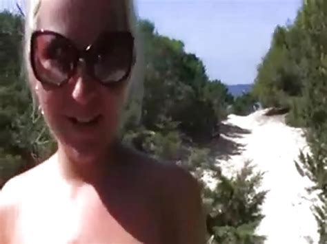 Blondynka pokazuje duże cycki Filmikiporno tv