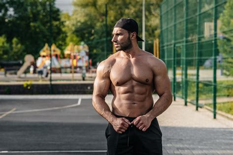Deportista Sexy Fitness Posando En Un Campo Deportivo En Topless