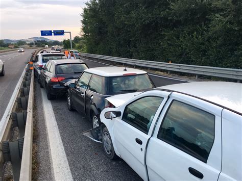 Maxi Tamponamento In Superstrada Cinque Auto Coinvolte Cronache
