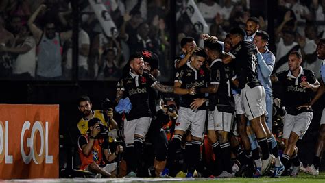 Golaço de falta de Payet nos acréscimos salva Vasco bate o América MG