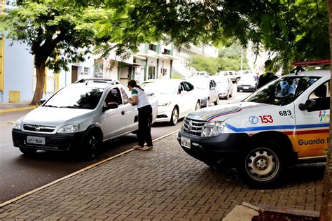 Blitz educativa orienta motoristas sobre o respeito no trânsito