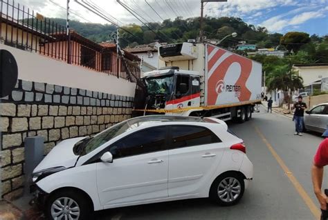 Caminhão descontrolado em descida atinge carros e para após chocar