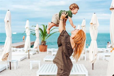 Maman Et Son Petit Fils Sur La Plage Des Vacances Image Stock Image