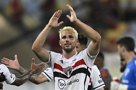 Calleri decide São Paulo vence o Flamengo e abre vantagem na final da