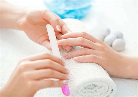Cómo quitar las uñas postizas 6 métodos sin dolor para hacerlo