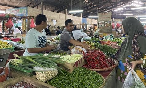 Daftar Harga Daging Beras Minyak Goreng Gula Hingga Cabai Melonjak